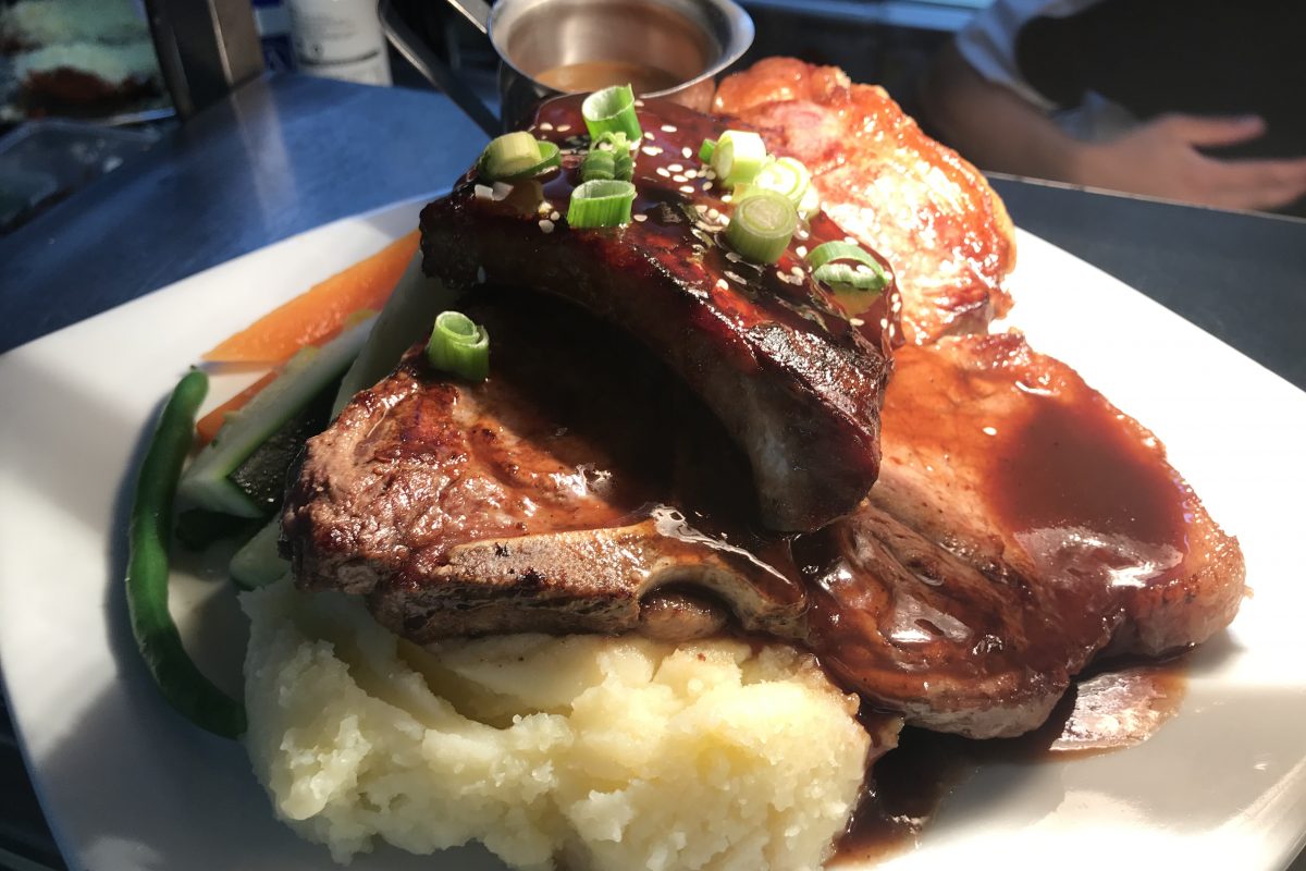 SIMMO’S GREAT AUSSIE TUCKER – Simmo's Goondi Hill Hotel